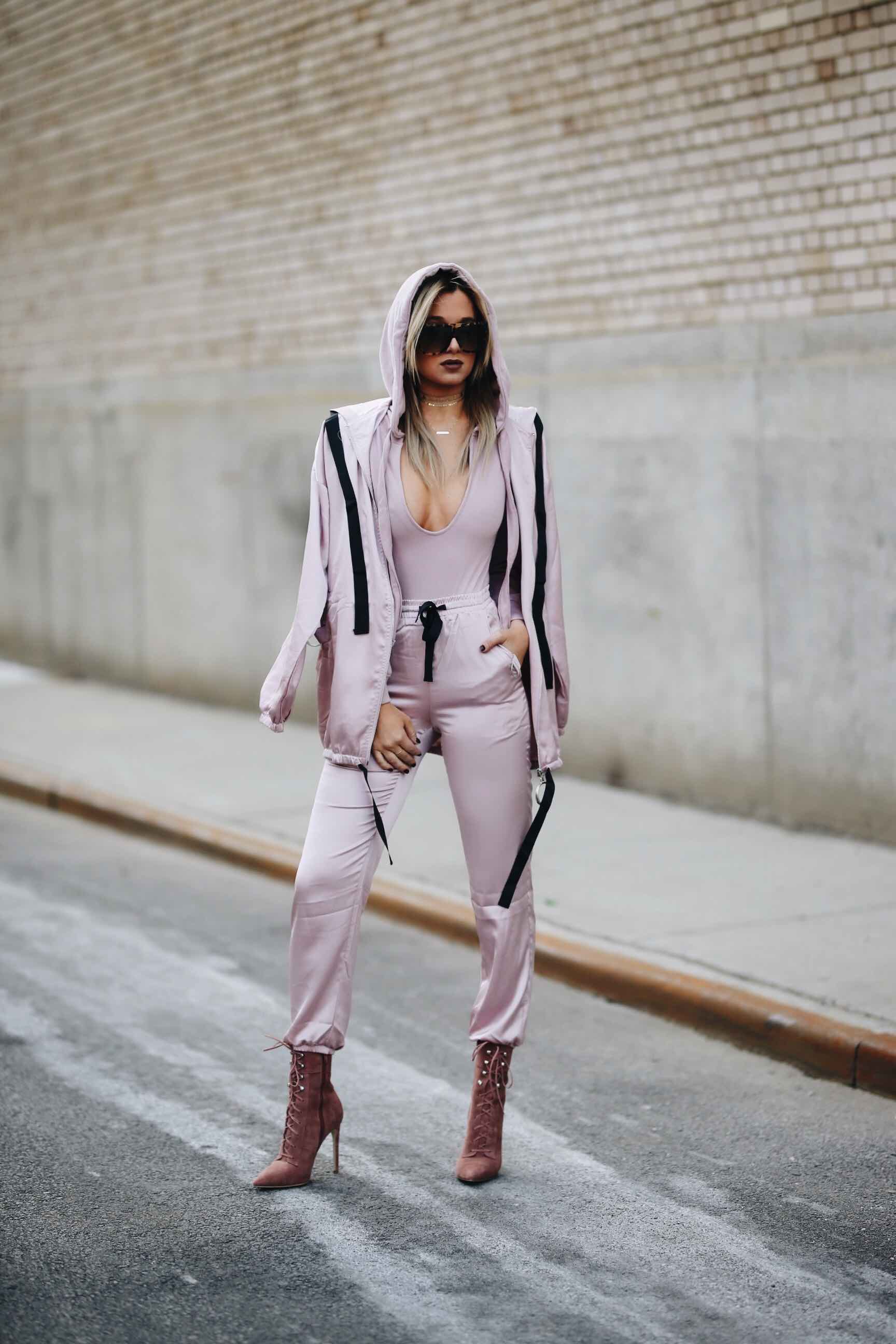 How to Pose for Outfit Photos and ALWAYS Look Good | Luulla
